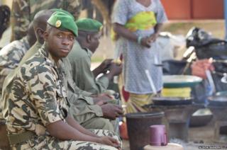 In pictures: Training Mali's army - BBC News