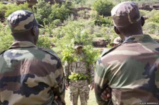 In pictures: Training Mali's army - BBC News