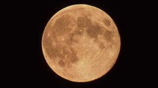 Can a full Moon really affect your sleep? - BBC News