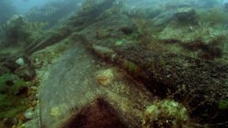 Poole Swash Channel Wreck: Raising the rudder - BBC News