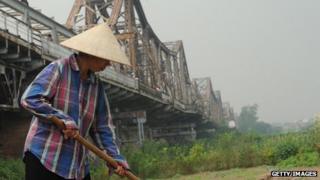 Long Bien: Historic Hanoi bridge with an uncertain future - BBC News