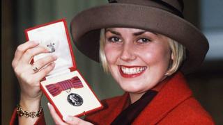 Lisa Potts: Freedom of Wolverhampton honour for machete heroine - BBC News