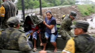 Day in pictures: 22 October 2013 - BBC News