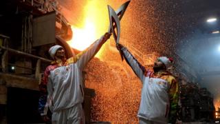 Day in pictures: 8 November 2013 - BBC News