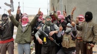 Iraqi press divided over Maliki's handling of crisis - BBC News