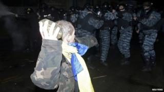 Ukraine ex-minister Lutsenko hurt in clashes in Kiev - BBC News