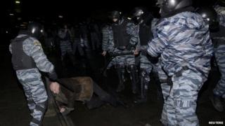Ukraine ex-minister Lutsenko hurt in clashes in Kiev - BBC News