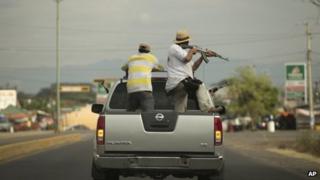 Mexico vigilantes clash with Knights Templar cartel in Michoacan - BBC News
