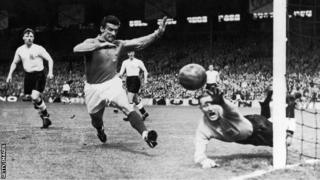 Bert Williams: Former Wolves and England goalkeeper dies - BBC Sport