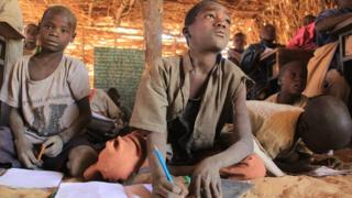 Pupils in poor countries lack textbooks, says Unesco - BBC News