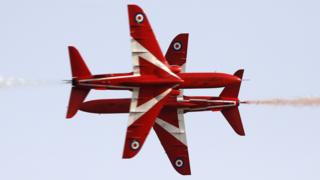 Red Arrows reveal new union jack tail design - BBC News