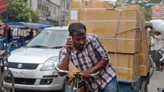 Five unusual ways in which Indians use mobile phones - BBC News