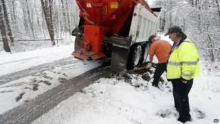 US 'catastrophic' ice storm rolls north - BBC News