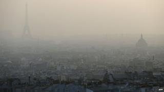 Paris offers free public transport to reduce severe smog - BBC News