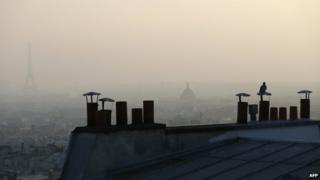 Paris offers free public transport to reduce severe smog - BBC News