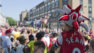 Thousands line the street for Arsenal's victory parade - BBC News