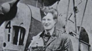 Pilot Wilson Taylor receives wings after 70 years - BBC News