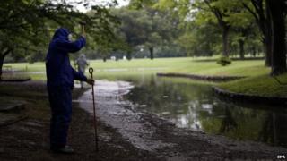 Japan tackles first dengue fever outbreak in 70 years - BBC News