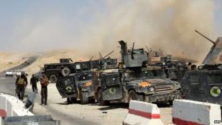 Iraq 'clears' IS from key dam area after US strikes - BBC News