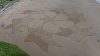 Artist Simon Beck's giant Somerset beach art - BBC News