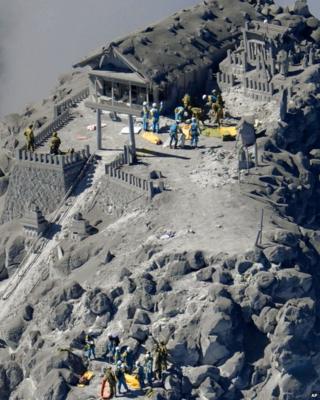 Japan volcano: Search suspended as toll rises - BBC News