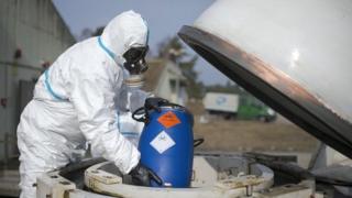 Islamic State 'using chlorine gas' in Iraq roadside bombs - BBC News