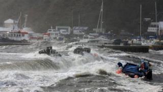 Stonehaven evacuation amid flooding fears - BBC News
