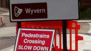 'Rihgt' road signs: Your pictures of badly spelt road signs - BBC News