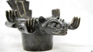 In pictures: Relics discovered in Mexico's Teotihuacan - BBC News