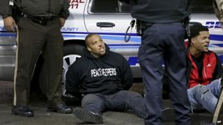 St Louis unrest after police killing of teenager - BBC News