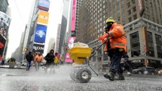Snow emergency declared in US - BBC News