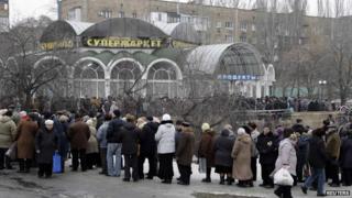 Ukraine battle rages for key town of Debaltseve - BBC News