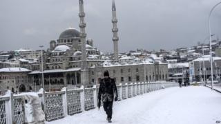 Day in pictures: 18 February 2015 - BBC News