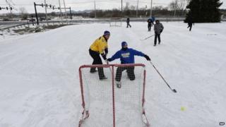 Record-breaking cold descends on eastern US - BBC News
