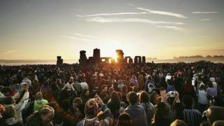 First Day of spring: Stonehenge crowd gathers for sunrise - BBC News