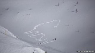 Simon Beck: Creating art with a compass and snowshoes - BBC News