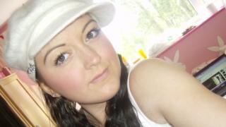 Music star Steve Strange's family bid to save online photos - BBC News