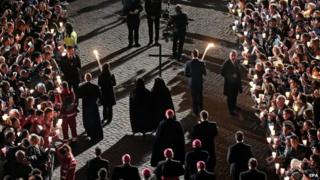 Pope Francis decries persecution of Christians - BBC News