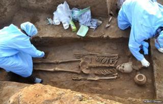 Ancient skeletons found in India - BBC News