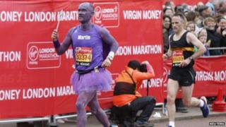 In pictures: London Marathon runners - BBC News