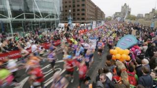 London Marathon: Thousands take part in biggest race - BBC News