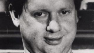 Artist who painted last portrait of Dylan Thomas dies - BBC News