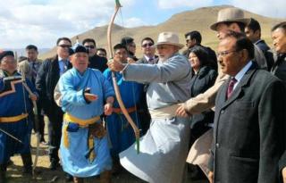 The dressing up of Narendra Modi - BBC News