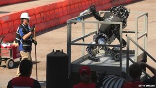 Falls of the robots: Disaster droids struggle to stay upright - BBC News