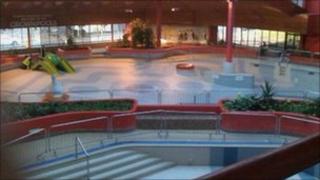 Crown Pools in Ipswich emptied for refurbishment - BBC News