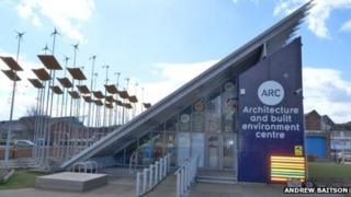 Hull's Arc building on wheels sells for £21,000 - BBC News