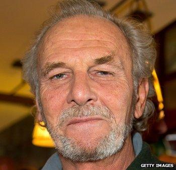 Duchess leads mourners at brother Mark Shand's funeral - BBC News