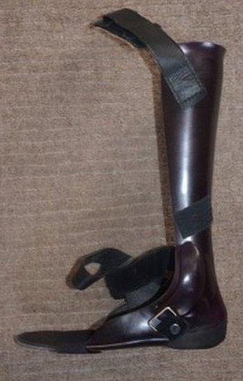 Leg splints stolen from Skegby cerebral palsy teenager - BBC News