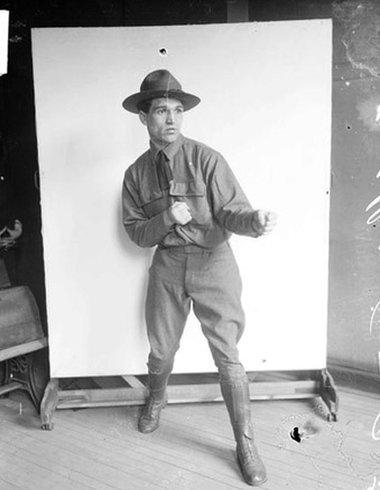 Fred Dyer: Y bariton a bocsiwr - BBC Cymru Fyw