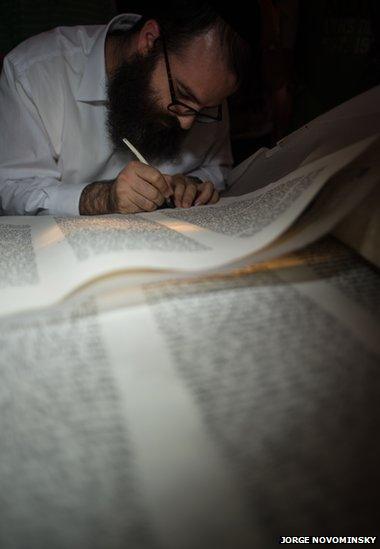 In pictures: Writing a Torah scroll - BBC News